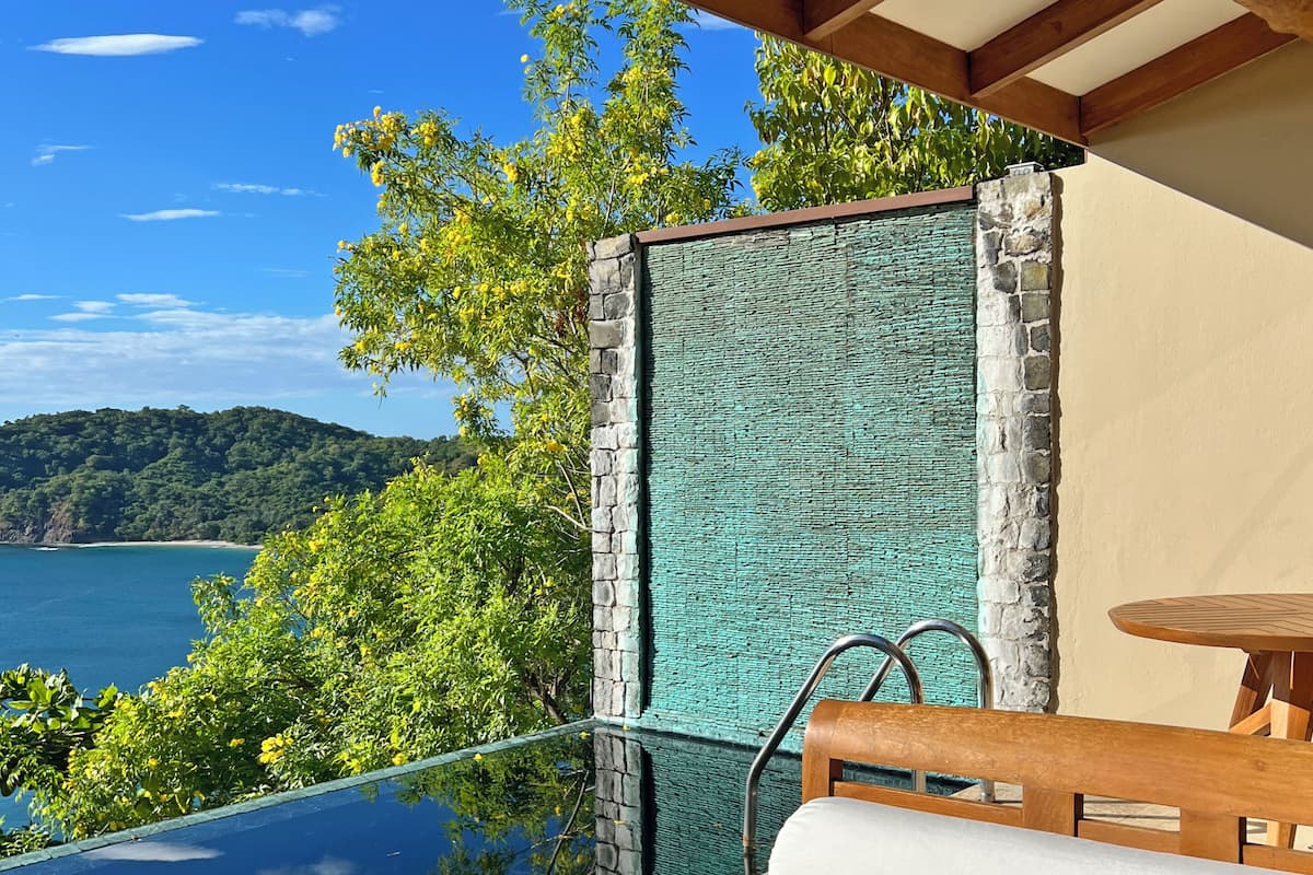 Vila romântica, 1 quarto, piscina particular, vista para o oceano | Frigobar, cofres nos quartos, cortinas blackout