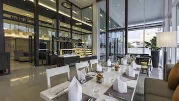 3 restaurantes, pequenos-almoços servidos, cozinha internacional