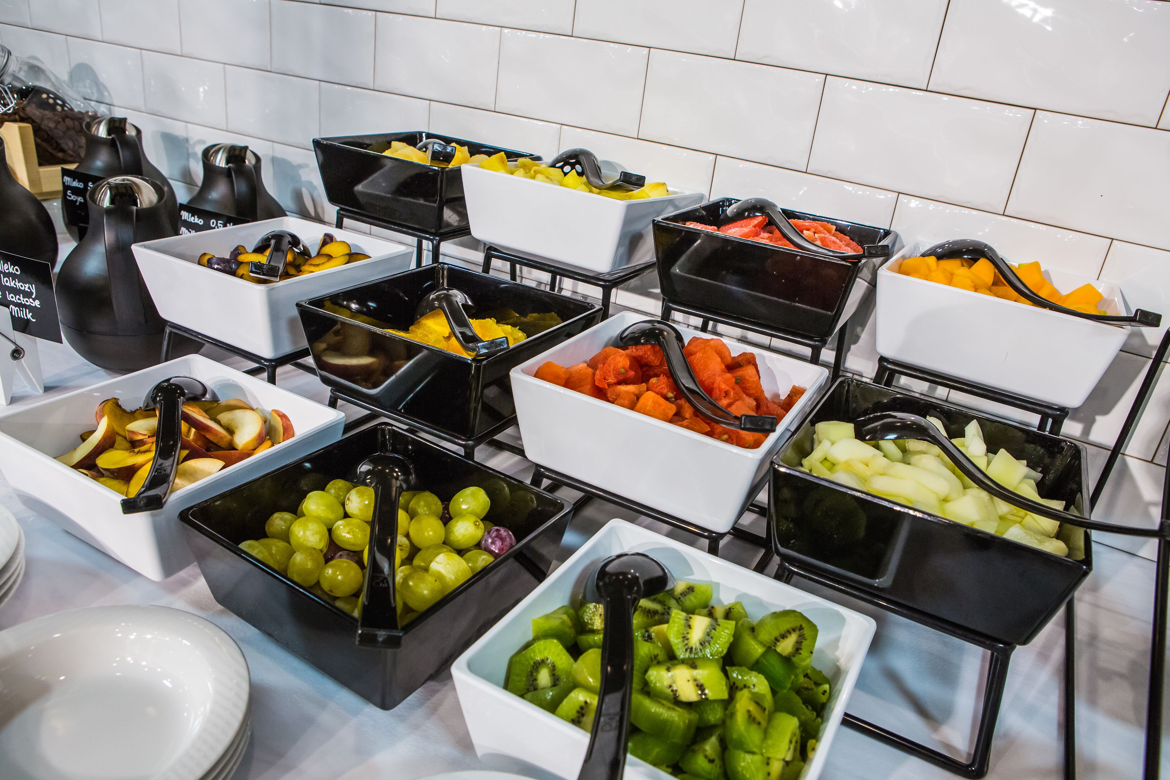 Buffet com diversas opções de frutas e legumes.