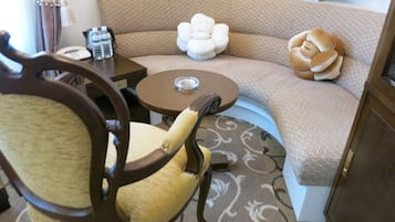 Suite, 2 camas individuais, não fumadores | 1 quarto, secretária, Wi-fi grátis, roupa de cama fornecida