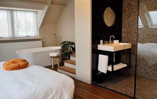 Suite, banheira de hidromassagem | Cofre no quarto, secretária, Wi-fi grátis, roupa de cama fornecida 