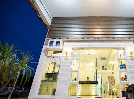 Entrada da propriedade. Skyview Hotel