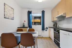 Apartamento standard, 3 quartos | Cozinha privada | Geladeira grande, micro-ondas, fogão, cooktop