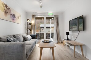 Apartamento standard, 3 quartos | Sala de estar | TV de tela plana