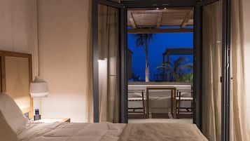 Quarto Duplo Deluxe, vista para o mar | Minibar, cofre com capacidade para portátil, cortinas/cortinados opacos
