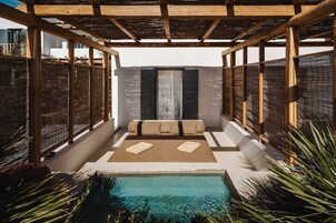 Suíte, banheira de hidromassagem, vista para o mar (Prestige) | Área de estar | TV de tela plana 40 polegadas com canais via satélite, TV