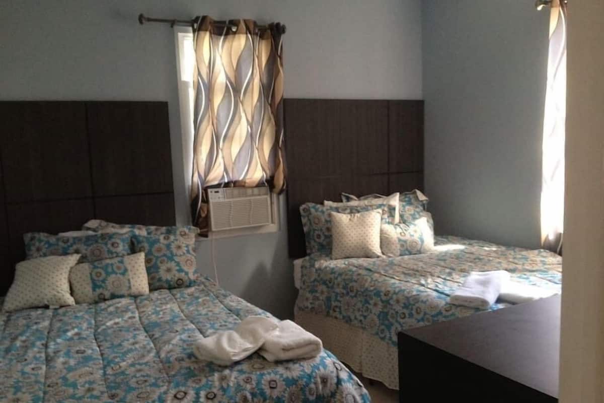 1 quarto, cortinas blackout, quartos à prova de som