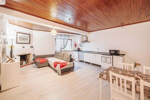 Apartamento Standard, 1 quarto (Rua Gil Vicente 18C) | Cozinha privada | Um frigorífico, um micro-ondas, uma placa de cozinha