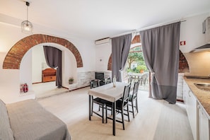 Apartamento, 2 quartos, terraço (Rua Gil Vicente nº20 Cv Dta) | Sala de estar | Televisor de ecrã plano de 43 polegadas com canais por cabo, televisor 