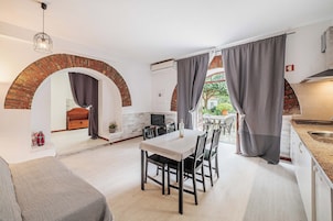 Apartamento, 2 quartos, terraço (Rua Gil Vicente nº20 Cv Dta) | Sala de estar | Televisor de ecrã plano de 43 polegadas com canais por cabo, televisor 
