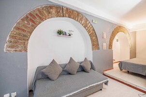 Apartamento, 1 quarto, terraço (Rua Gil Vicente nº20 Cv Esq) | Área de estar | TV de tela plana 43 polegadas com canais a cabo, TV