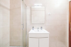 Apartamento, 2 quartos, terraço (Rua Gil Vicente nº20 Cv Dta) | Banheiro | Chuveiro, produtos de toalete grátis, secador de cabelo 