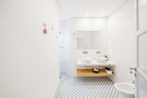 Apartamento cidade - Rua Das Padarias N 10 segundo andar | Banheiro | Chuveiro, produtos de toalete grátis, secador de cabelo 