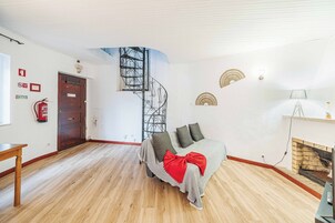 Apartamento, 1 quarto, no piso térreo (Rua Gil Vicente 18A) | Área de estar | TV de tela plana 43 polegadas com canais a cabo, TV