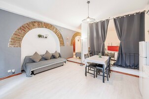 Apartamento, 1 quarto, terraço (Rua Gil Vicente nº20 Cv Esq) | Área de estar | TV de tela plana 43 polegadas com canais a cabo, TV