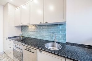 Apartamento cidade - Rua Das Padarias N 10 segundo andar | Cozinha partilhada | Um frigorífico, um micro-ondas, uma placa de cozinha