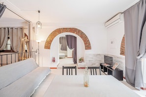 Apartamento, 2 quartos, terraço (Rua Gil Vicente nº20 Cv Dta) | Sala de estar | Televisor de ecrã plano de 43 polegadas com canais por cabo, televisor 