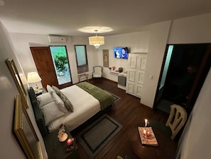 Quarto Duplo Deluxe, 1 cama king-size | Minibar, com decoração personalizada, com mobília individualizada 
