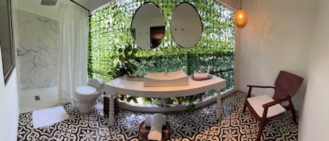 Quarto Duplo Deluxe, 1 cama king-size | Casa de banho | Um polibã, um chuveiro fixo, artigos de higiene pessoal grátis