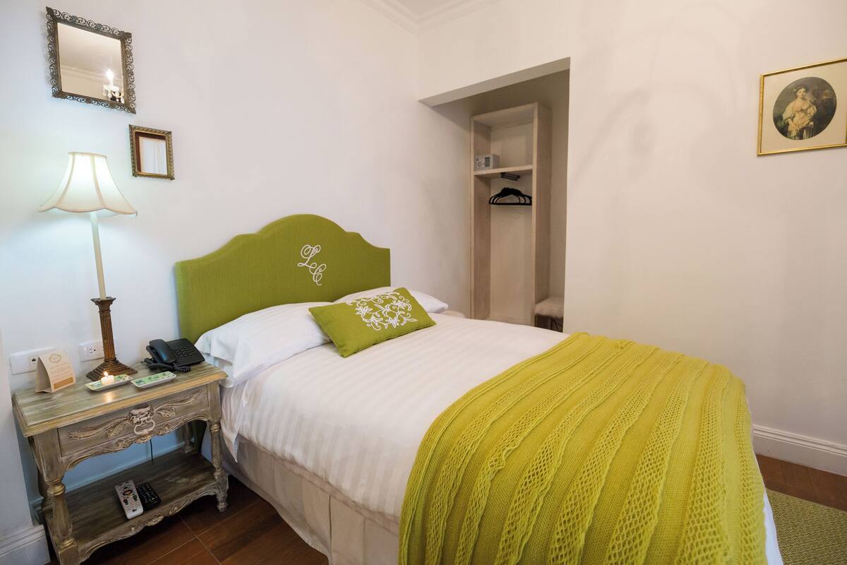 Quarto Individual Executivo | Minibar, Wi-fi grátis, com decoração personalizada 