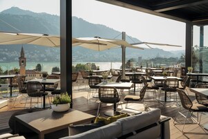 3 restaurantes, é servido café da manhã