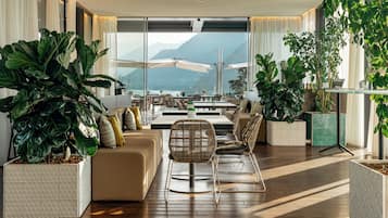 3 restaurantes, é servido café da manhã