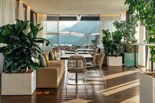 3 restaurantes, é servido café da manhã