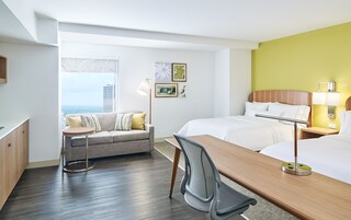 Roupas de cama premium, cofres nos quartos, escrivaninha