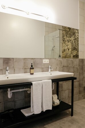 Apartamento, 1 quarto | Casa de banho | Um polibã, artigos de higiene pessoal grátis, um secador de cabelo 