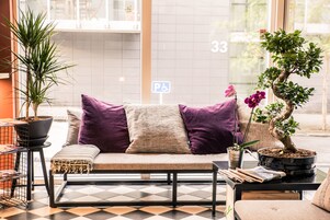 Área de estar no saguão