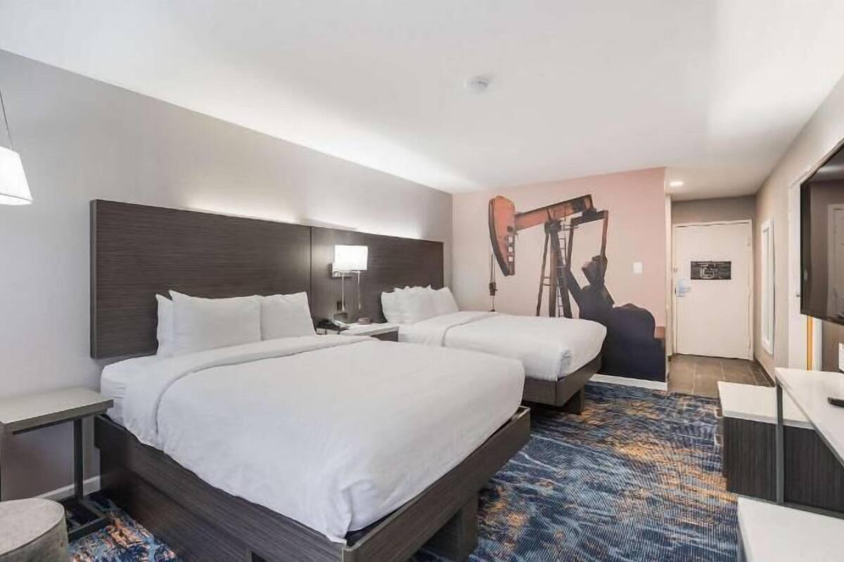 Escrivaninha, espaço de trabalho para notebook, cortinas blackout