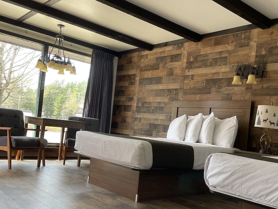 Quarto Standard, 2 camas de casal, não fumadores, aceitam-se animais de estimação | Secretária, cortinas/cortinados opacos, ferro/tábua de engomar