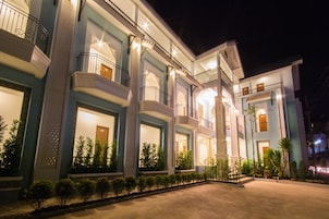 Fachada da propriedade à noite