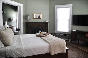 Quarto, casa de banho privativa (Queen Bed) | Com decoração personalizada, com mobília individualizada, secretária 