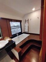 Quarto Deluxe (Waterfall View) | Casa de banho | Um polibã, artigos de higiene pessoal grátis, um secador de cabelo 