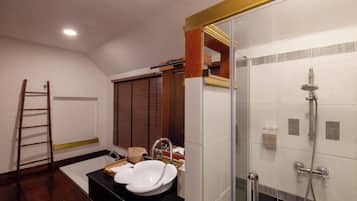Duplex luxo | Frigobar, escrivaninha, Wi-Fi, roupa de cama