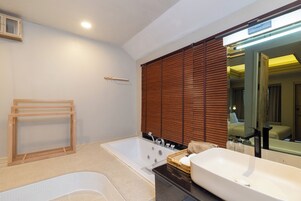 Quarto luxo | Banheiro | Chuveiro, produtos de toalete grátis, secador de cabelo 