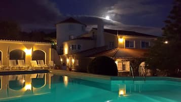 Piscina exterior, guarda-sóis, espreguiçadeiras