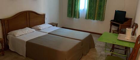 Quarto Duplo ou Twin Standard | 1 quarto, com decoração personalizada, com mobília individualizada