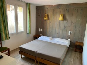 Suite Clássica, 1 cama de casal e sofá-cama | Com decoração personalizada, com mobília individualizada 