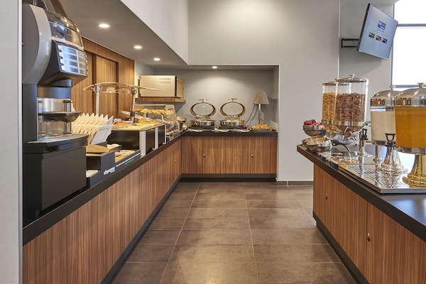 Café da manhã completo grátis todos os dias