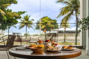 Café da manhã com buffet grátis todos os dias