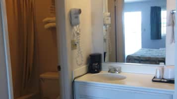 2 Queen Beds, Refrigerator & Microwave | Comodidades do banheiro | Chuveiro/banheira combinados, produtos de toalete grátis