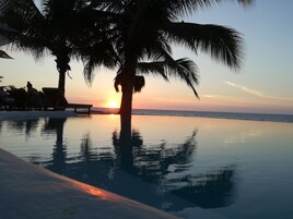 Piscina exterior, espreguiçadeiras 