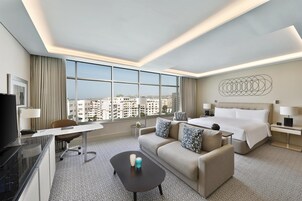 Suíte júnior, 1 cama King, para não fumantes | Roupas de cama premium, frigobar, cofres nos quartos, escrivaninha