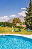 Piscina exterior, da(s) 09:00 à(s) 21:00, guarda-sóis, espreguiçadeiras 