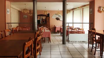 Serviço de almoço e jantar; culinária regional, restaurante ao ar livre