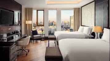 Frigobar, cofres nos quartos, escrivaninha