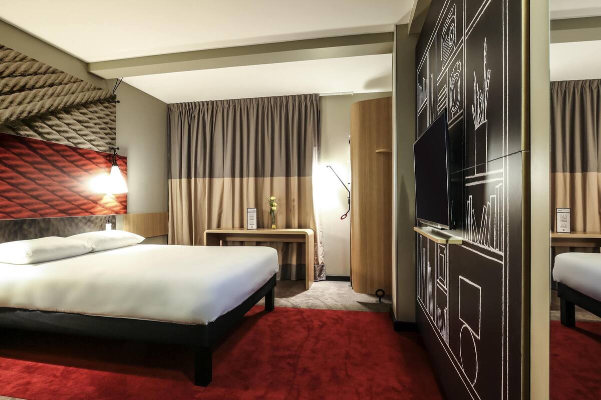 Quarto, 2 camas de casal, quartos conectados | Escrivaninha, quartos à prova de som, ferros/tábuas de passar roupa