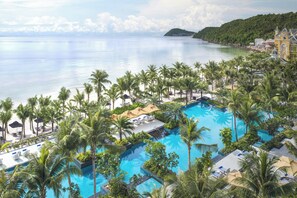 3 piscinas externas, funciona das 6h30 às 18h30, guarda-sóis